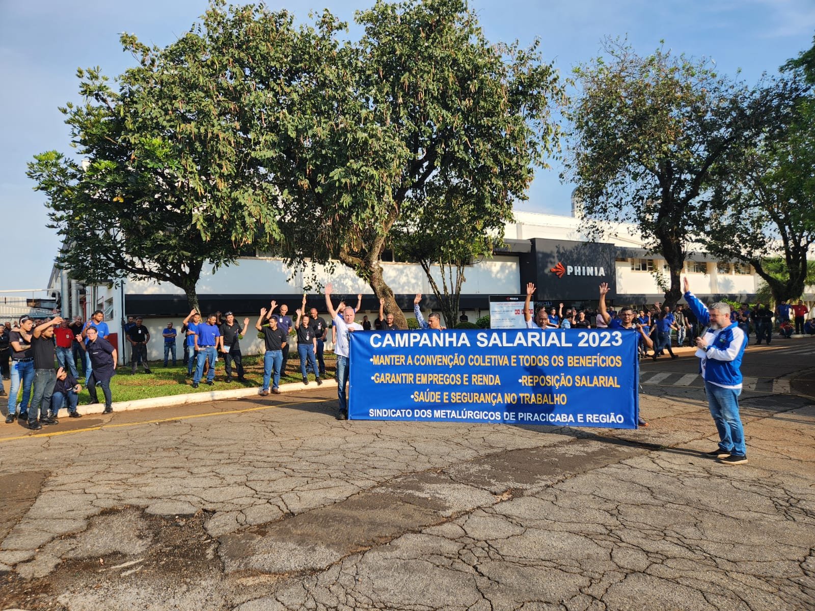 Diretoria e trabalhadores da Phinea juntos na Campanha Salarial ...